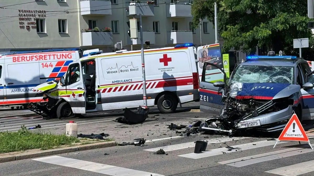 Mehrere Verletzte: Schwerer Crash zwischen Polizei- und Rettungsauto